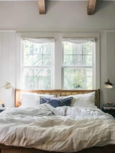 49 Stylish Window Behind Bed Ideas - DecorwithEva